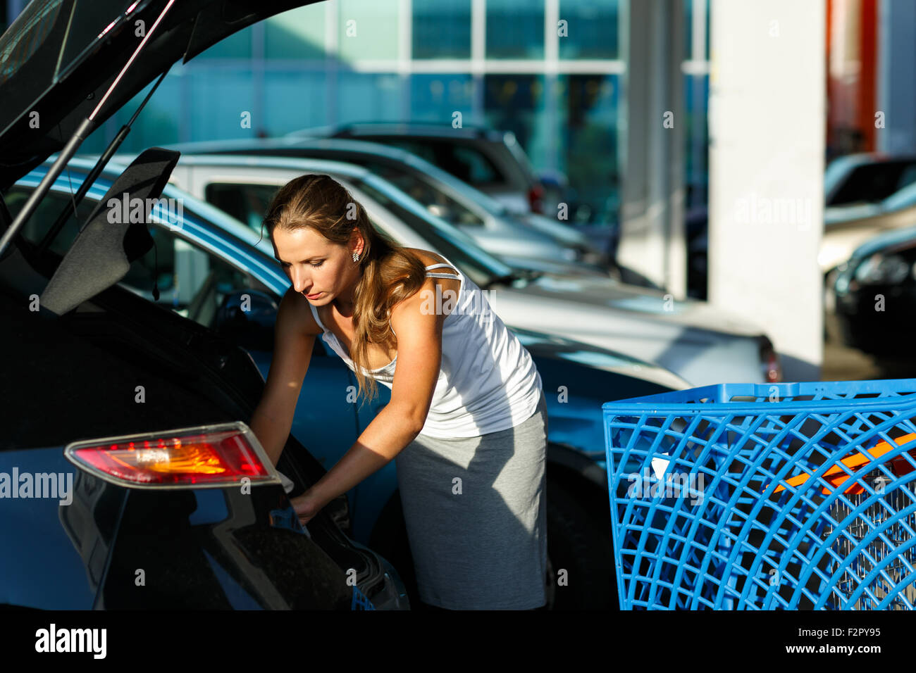 Parking shopping cart hi-res stock photography and images - Alamy