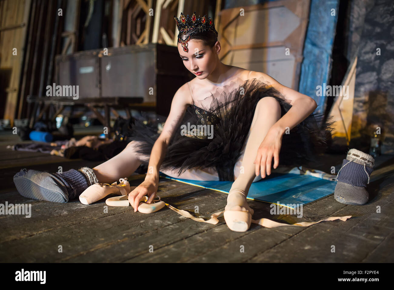 Ballet dancers backstage hi-res stock photography and images - Alamy