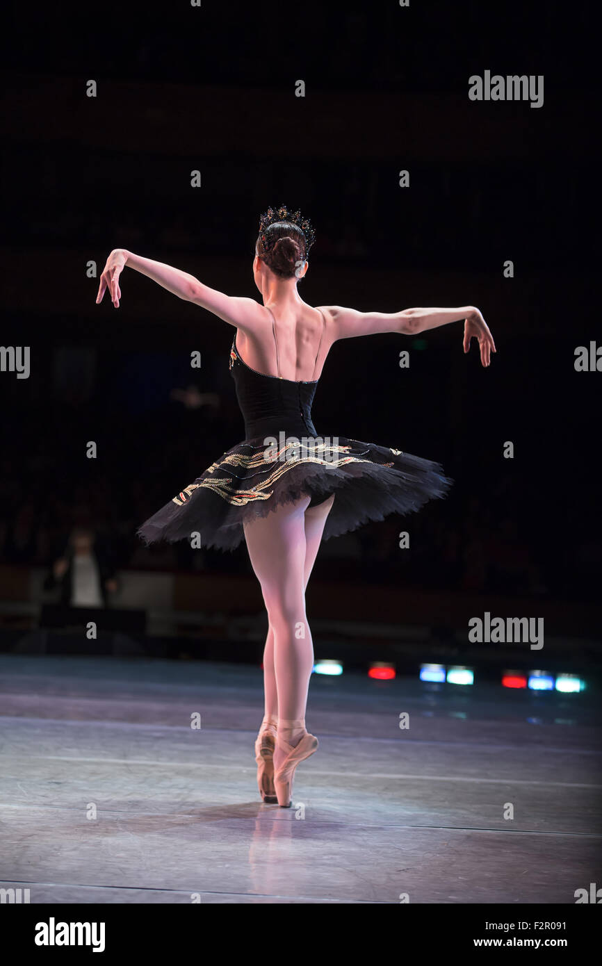 Prima ballerina dancing Stock Photo - Alamy