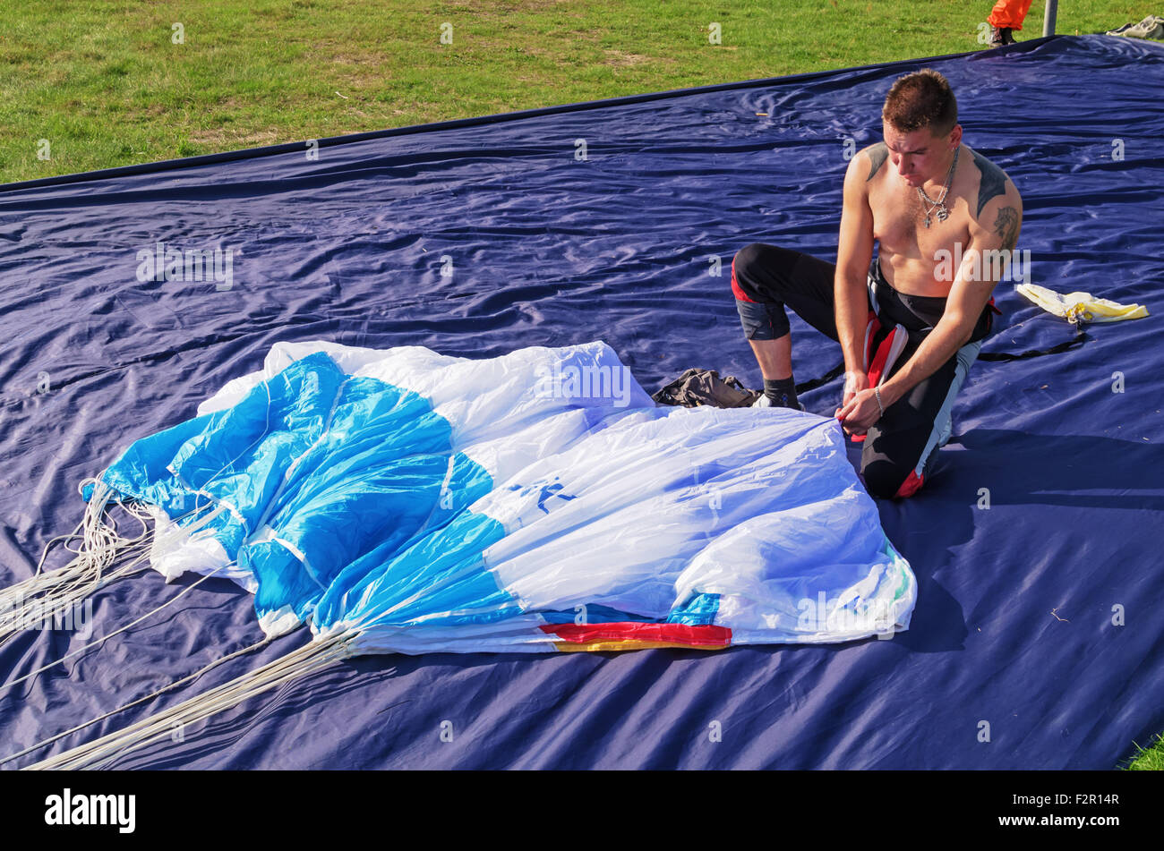 Parachutists - 2014. Packing of parachutes Stock Photo - Alamy
