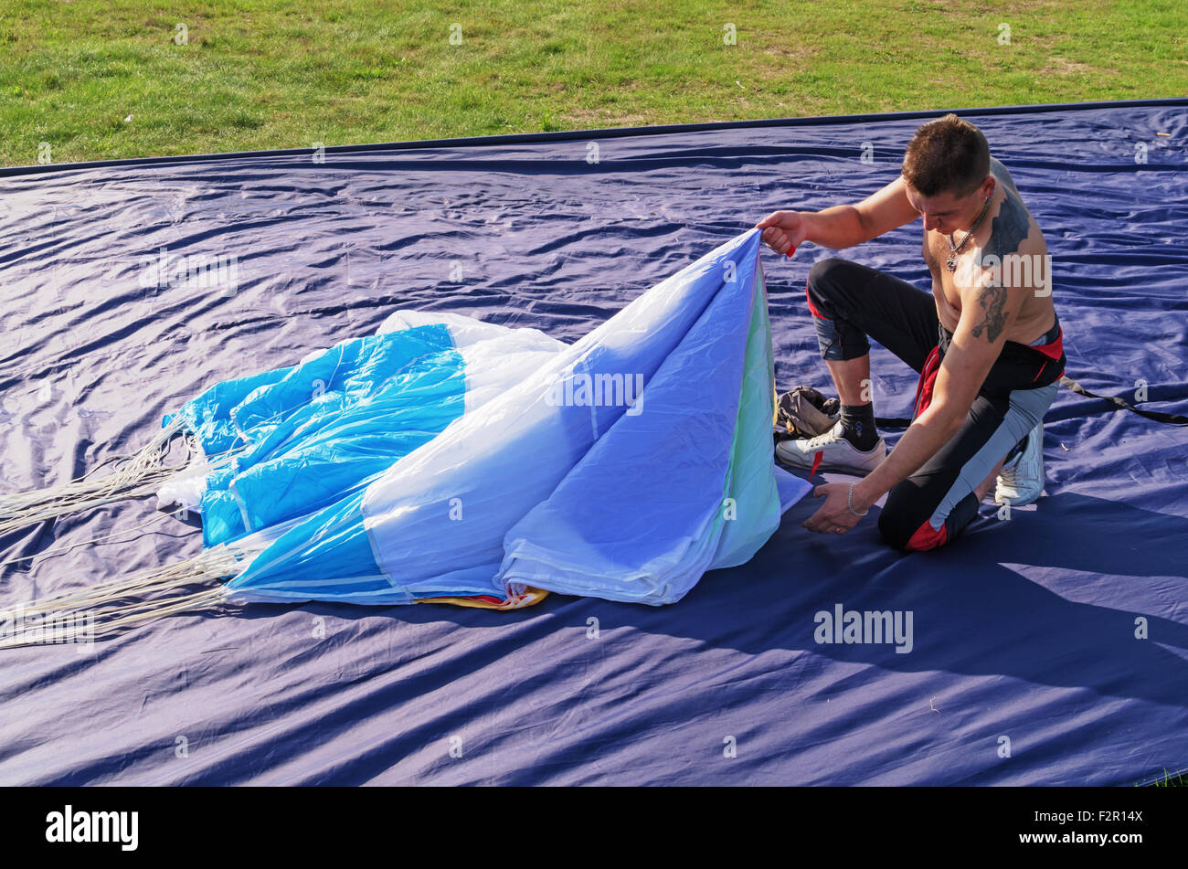 Parachutists - 2014. Packing of parachutes Stock Photo - Alamy