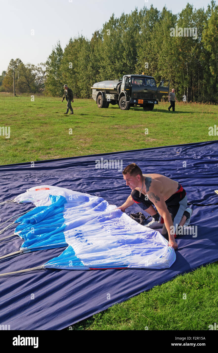 Parachutists - 2014. Packing of parachutes Stock Photo - Alamy