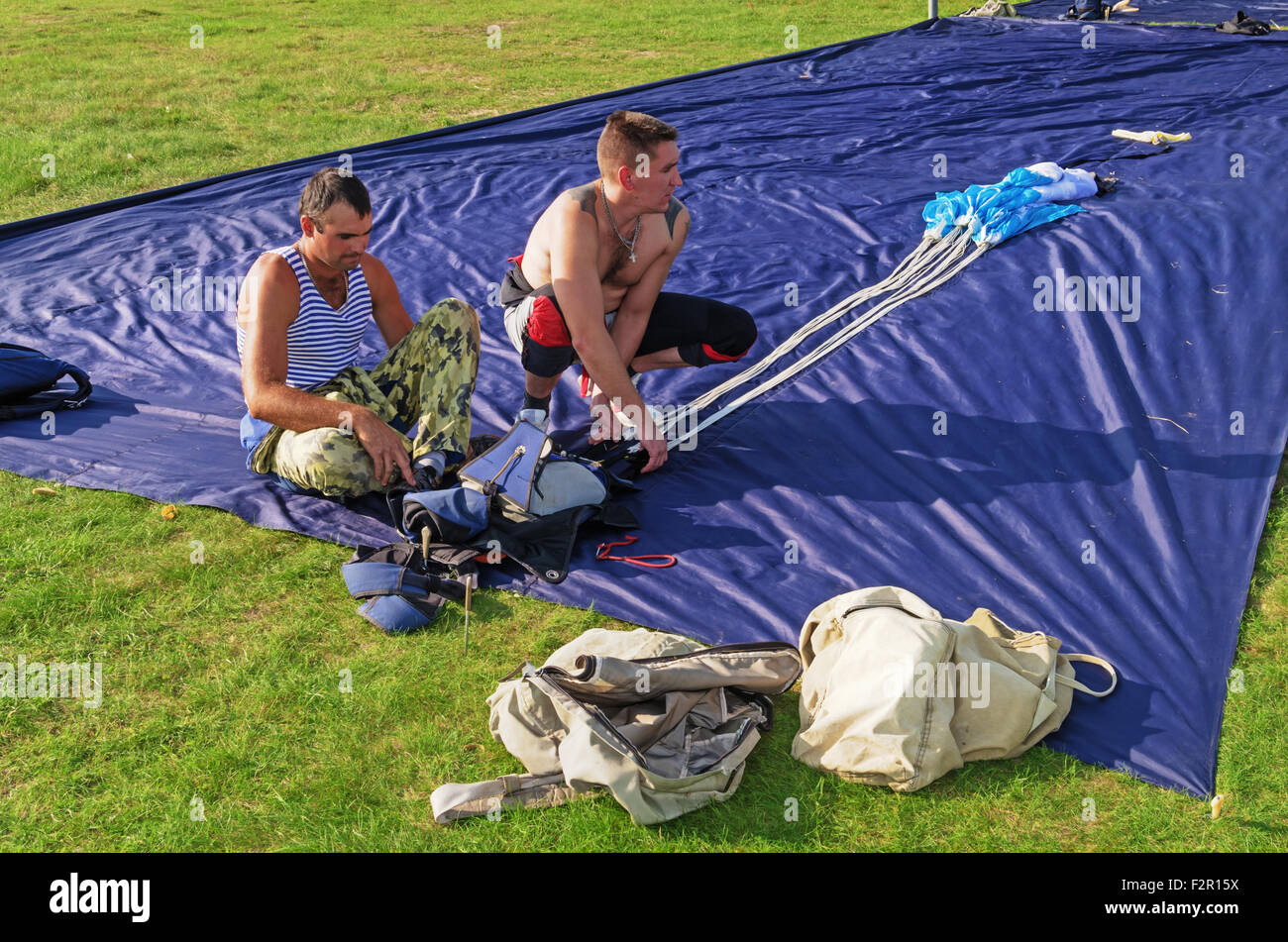 Parachutists - 2014. Packing of parachutes Stock Photo - Alamy