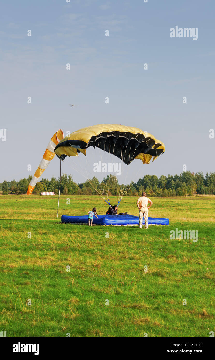 Parachutists - 2014. Landing Stock Photo - Alamy