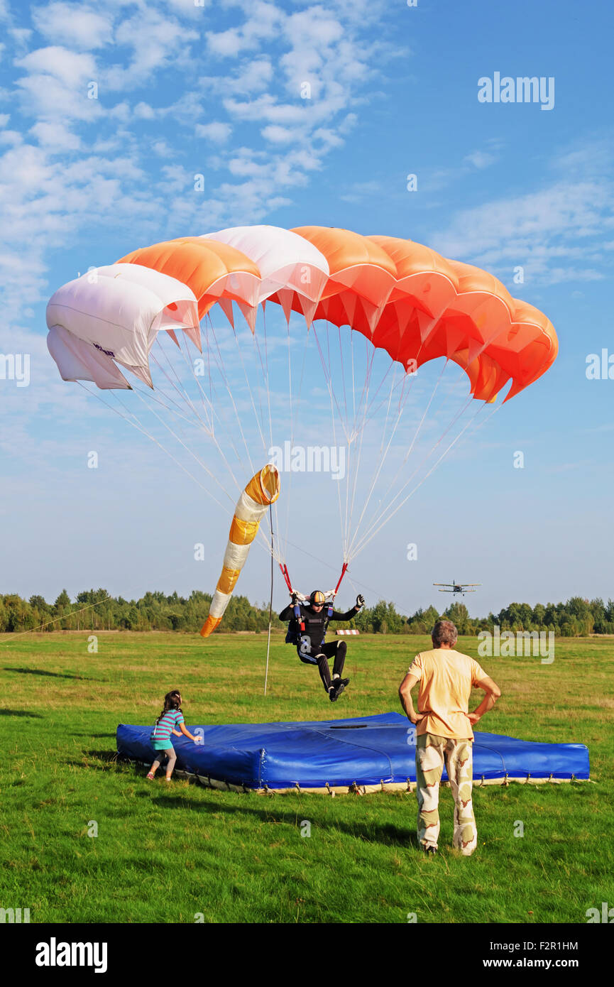 Parachutists - 2014. Landing Stock Photo - Alamy