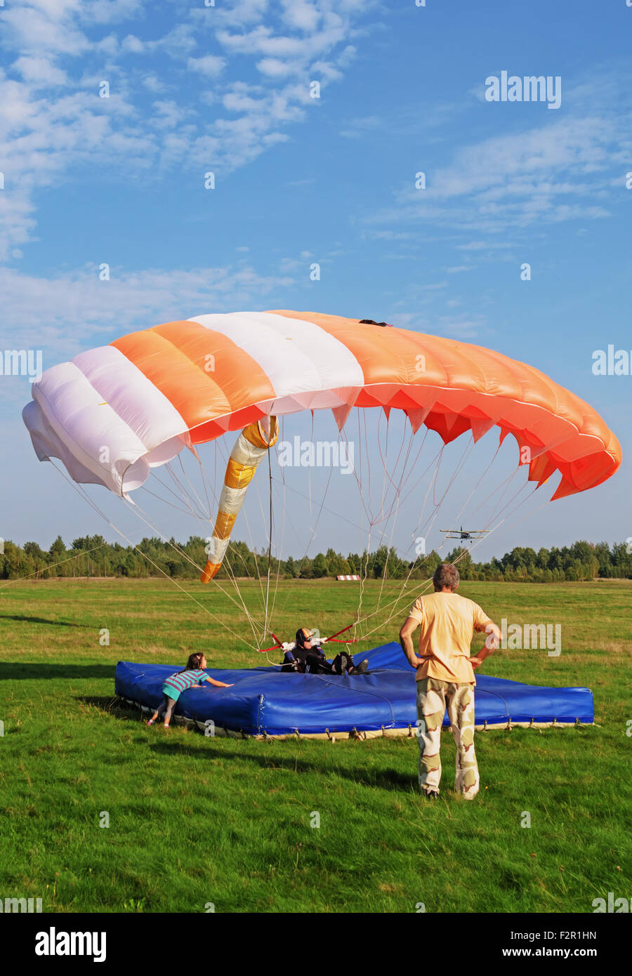 Parachutists - 2014. Landing Stock Photo - Alamy