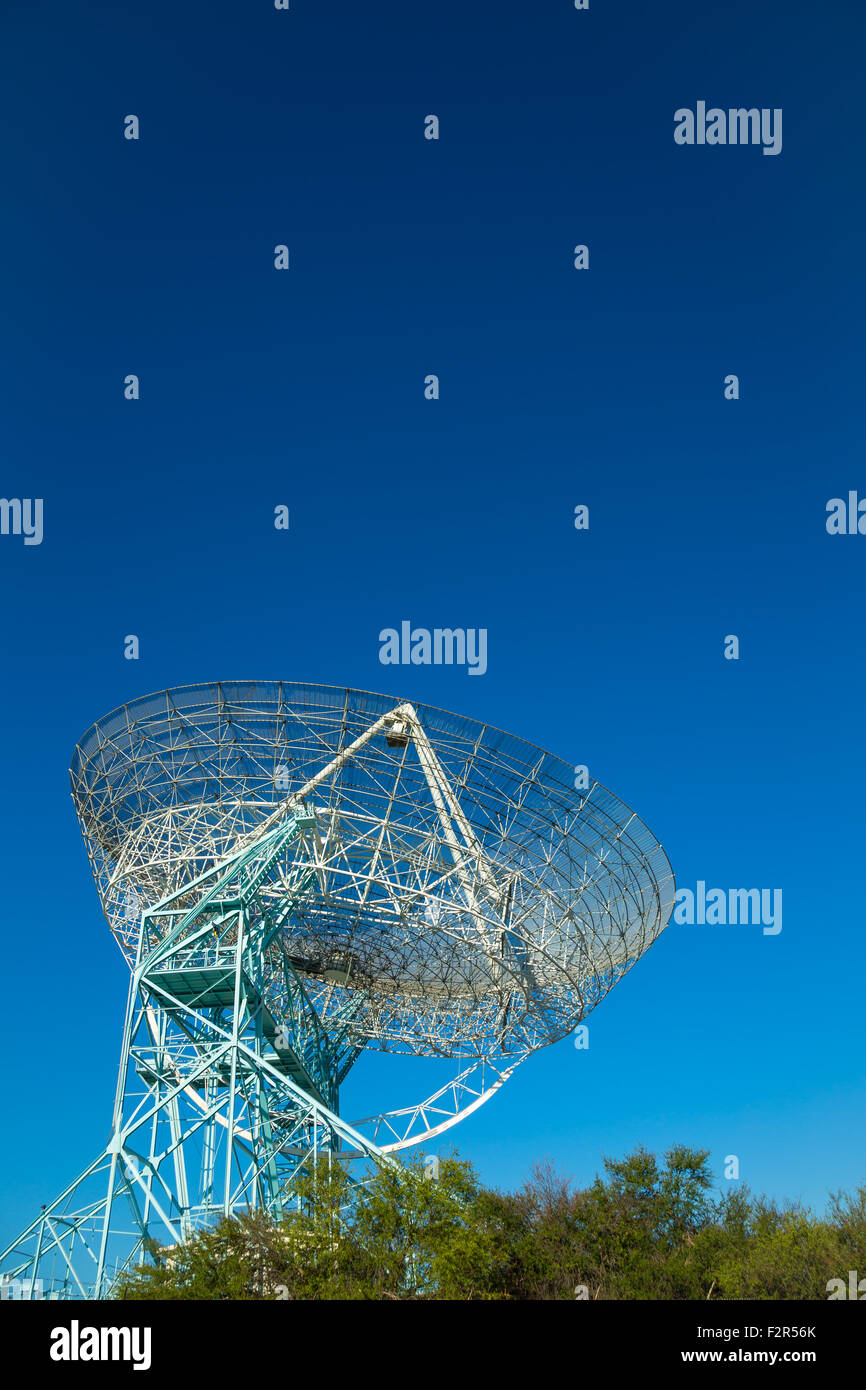 Giant radio telescope with blue sky Stock Photo - Alamy