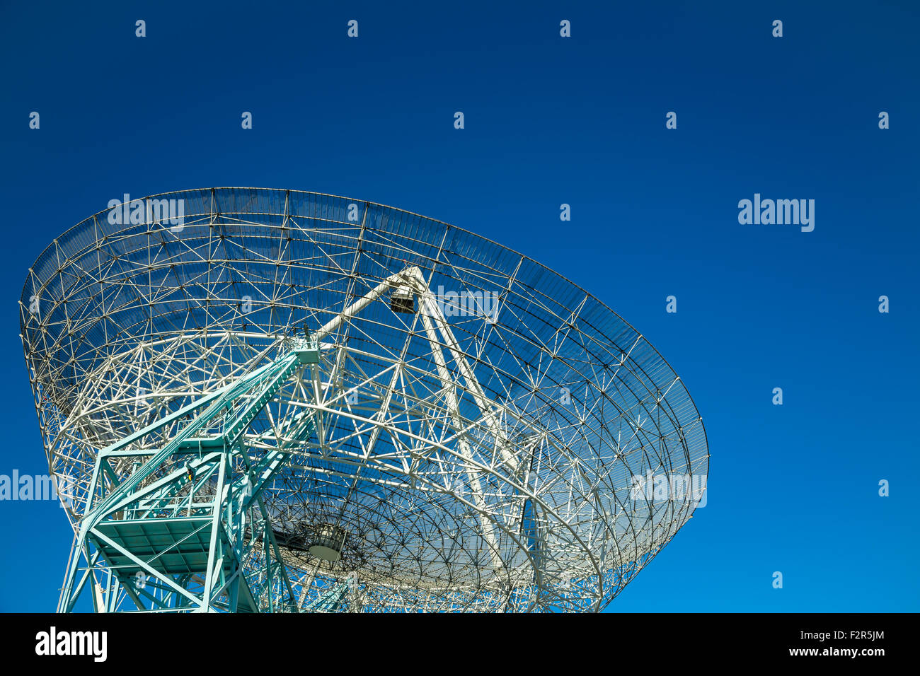 Giant radio telescope with blue sky Stock Photo - Alamy