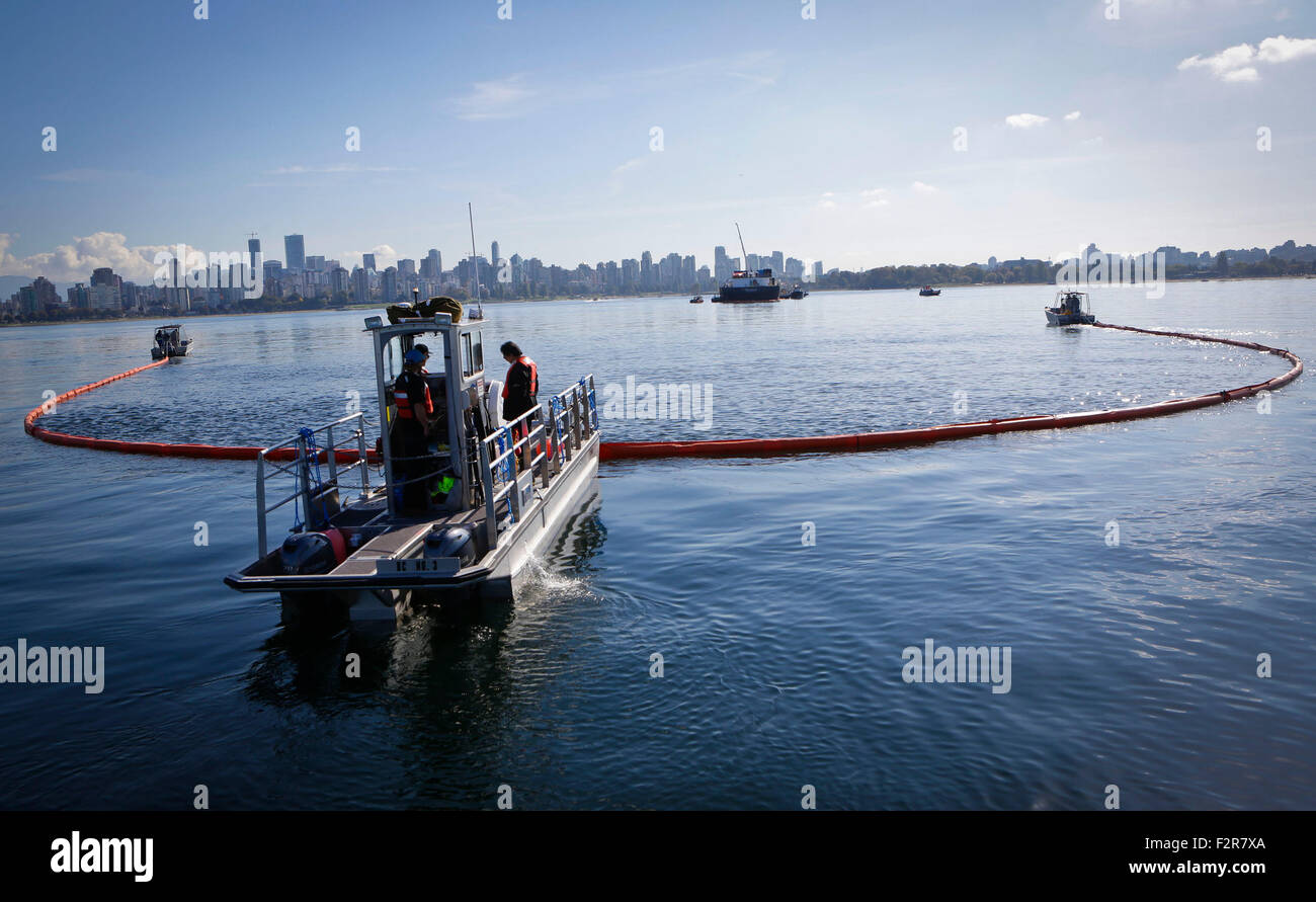 Oil boom boat hi-res stock photography and images - Alamy