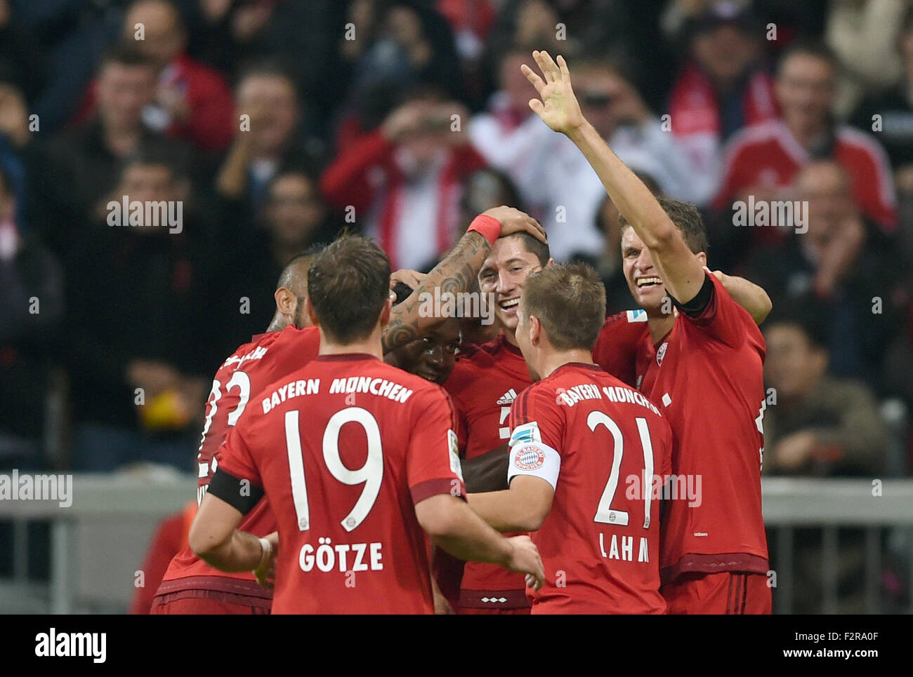 Munich, Germany. 22nd Sep, 2015. Munich's Arturo Vidal (l-r), Mario ...