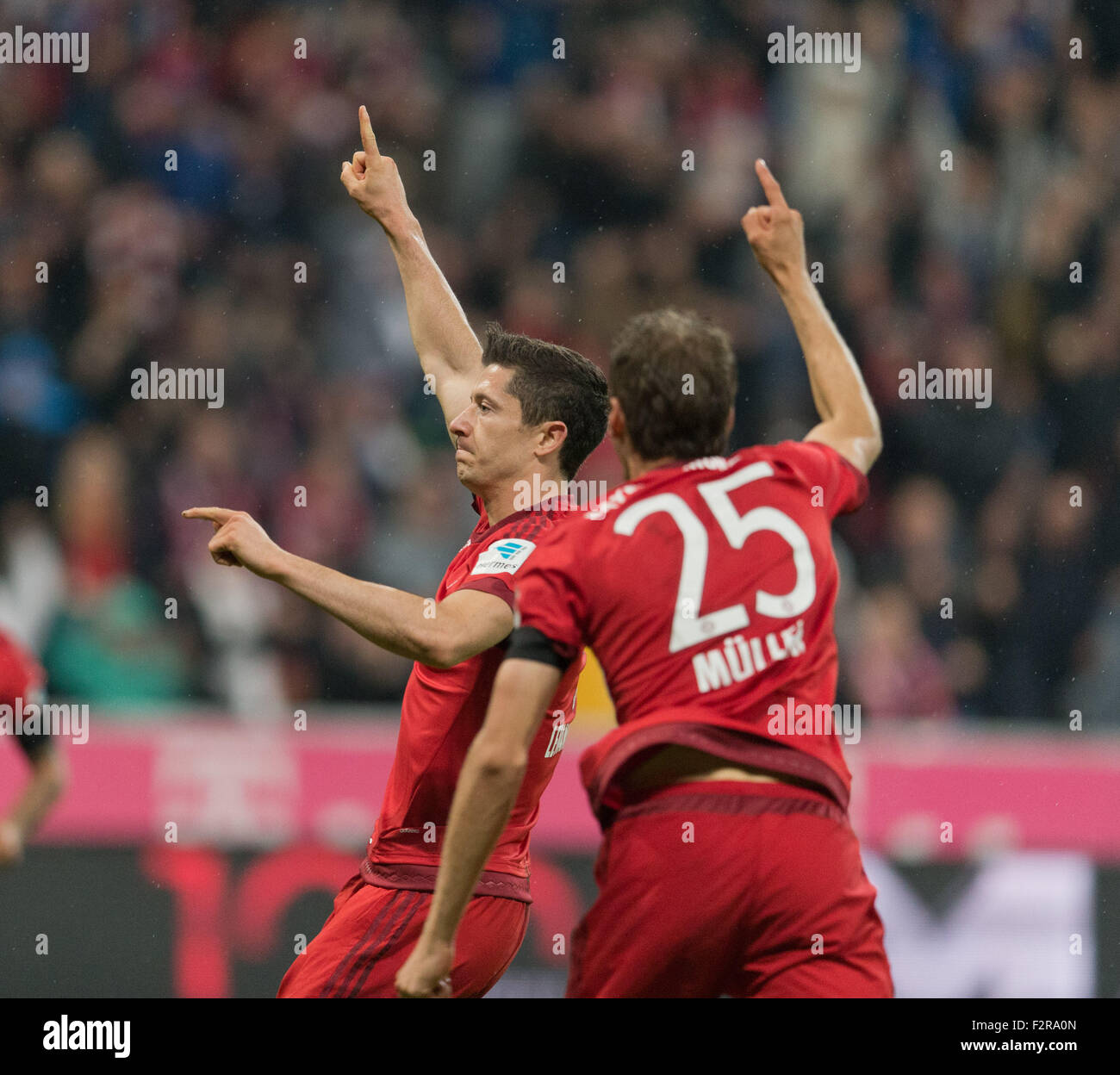 Robert LEWANDOWSKI (FC Bayern) and Thomas MUELLER (FC Bayern) celebrate ...