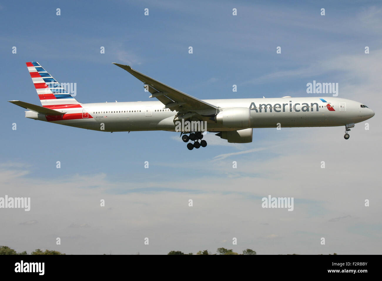 American airlines boeing 777 300 hi-res stock photography and images ...