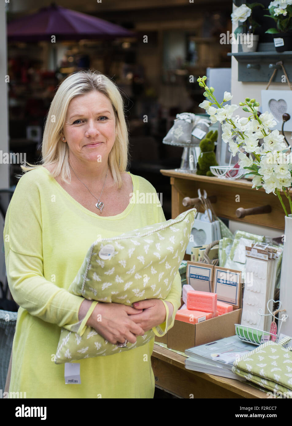 Smiling shop assistant hi-res stock photography and images - Alamy