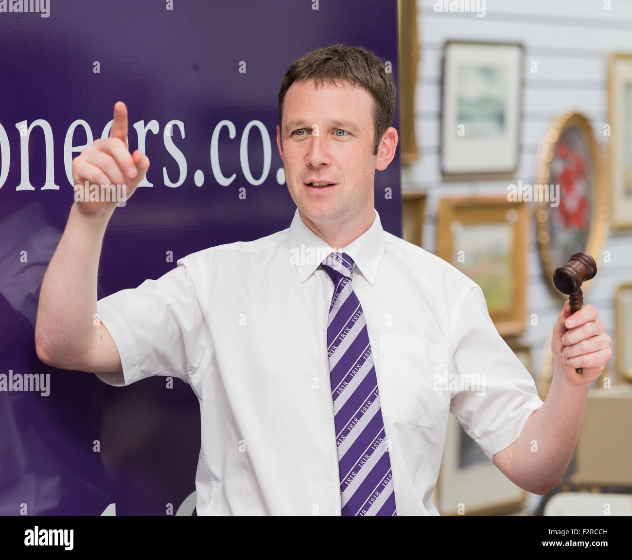 Auctioneer hi-res stock photography and images - Alamy