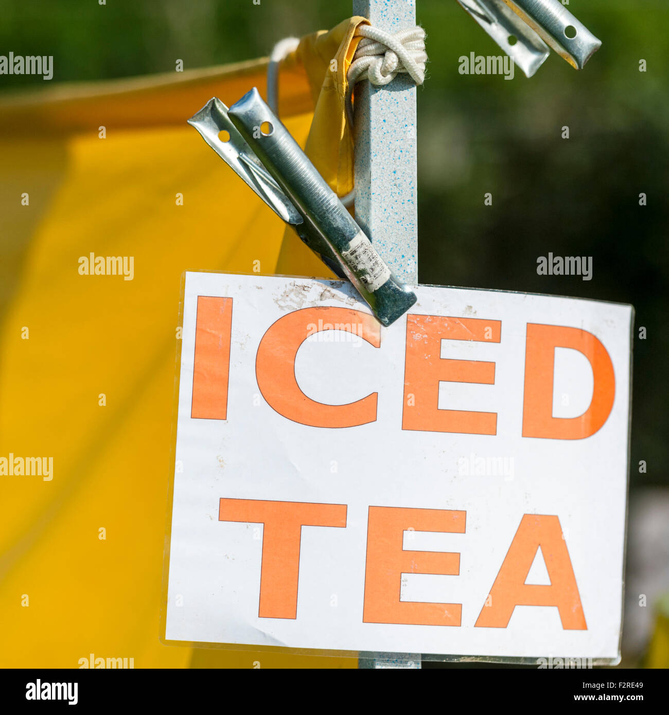 A sign advertising iced tea and drinks on a food stall at an event ...