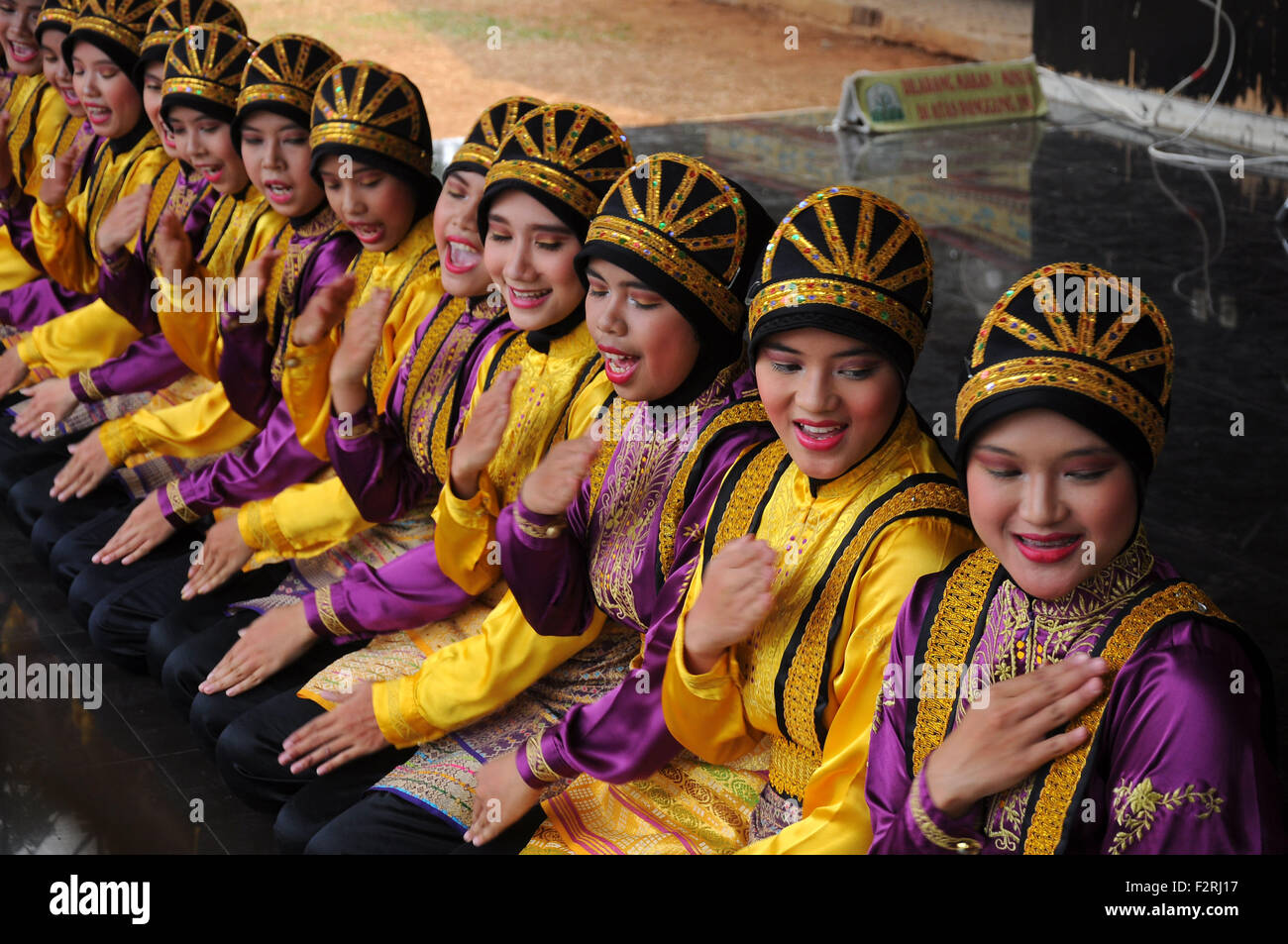 Jakarta, Indonesia. 20th Sep, 2015. Performers dancing the "Duek Ratoh ...