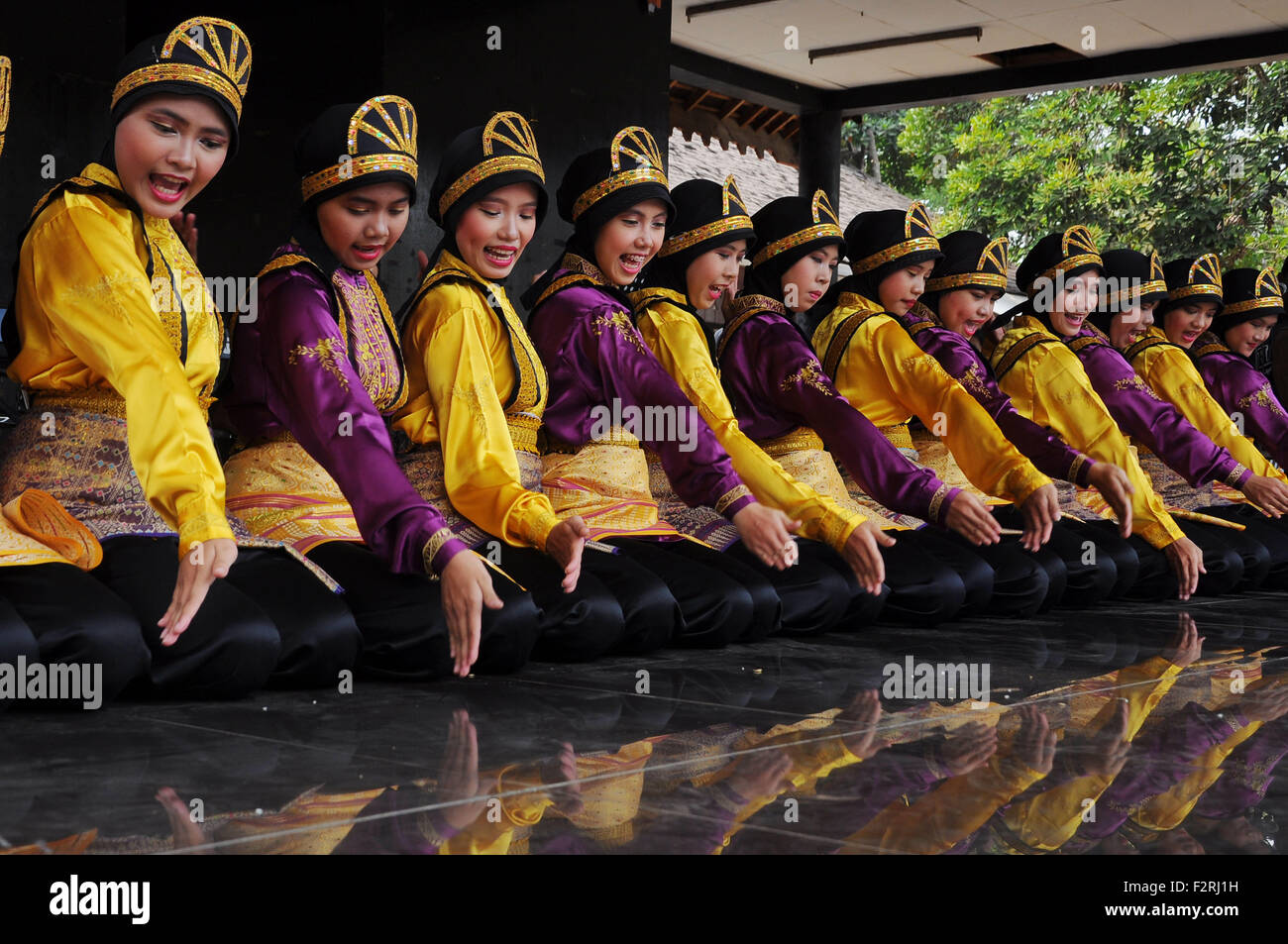 Jakarta, Indonesia. 20th Sep, 2015. Performers dancing the "Duek Ratoh ...