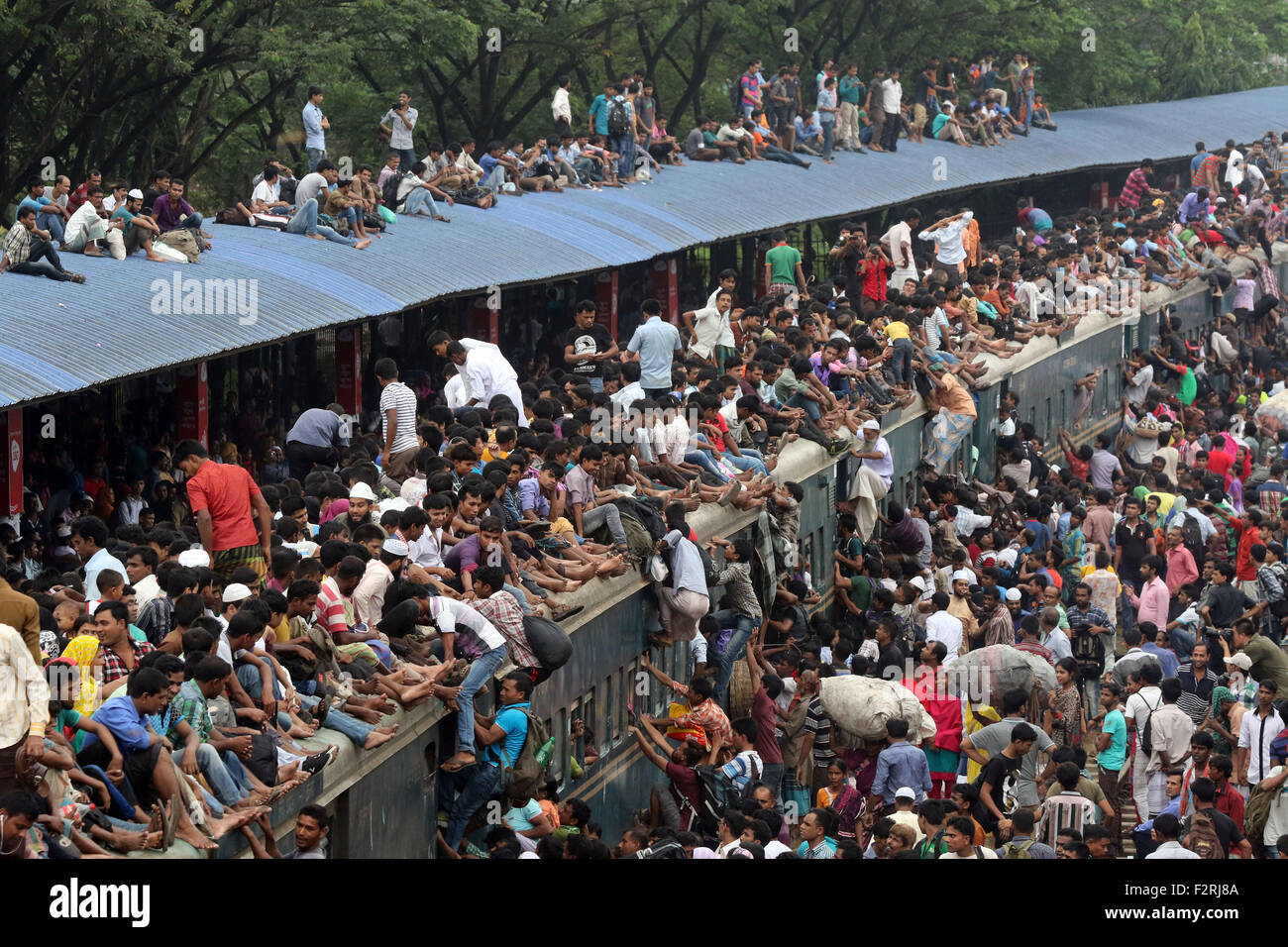 Bangladesh train crowd hi-res stock photography and images - Alamy