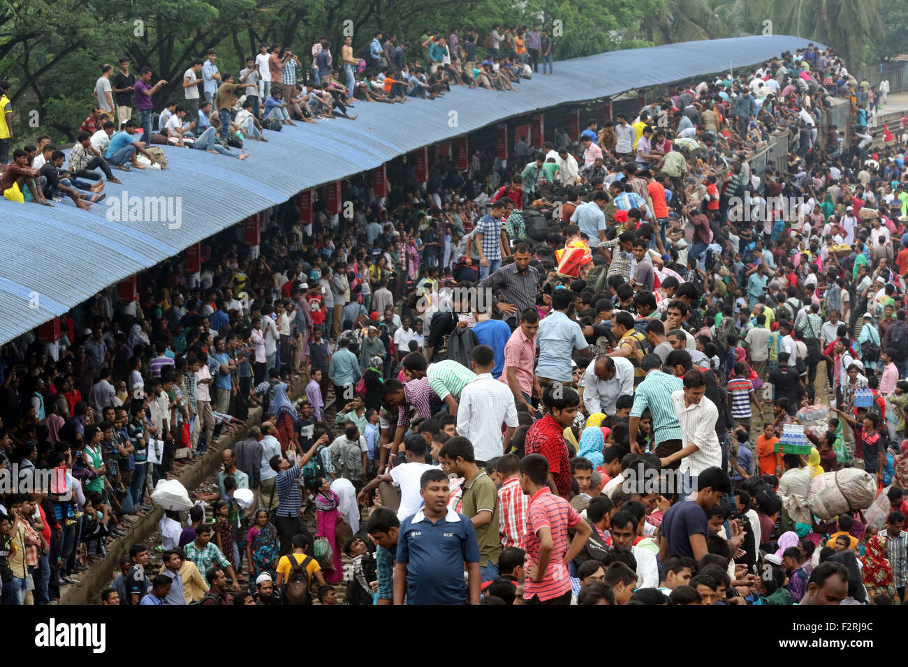 Dhaka, Bangladesh. 23rd Sep, 2015. Bangladeshi Muslims crowd onto a ...