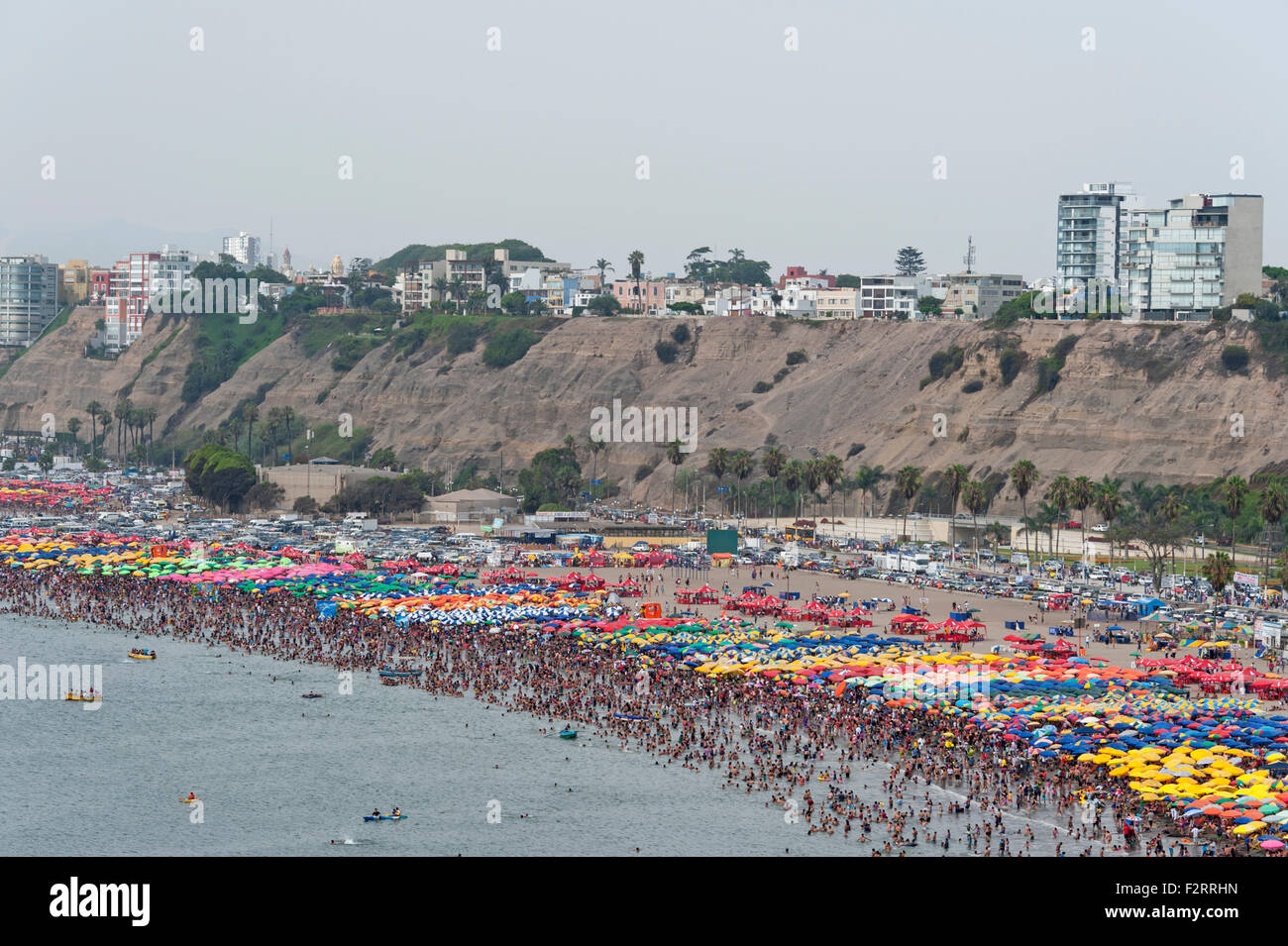Overcrowded beach hi-res stock photography and images - Alamy