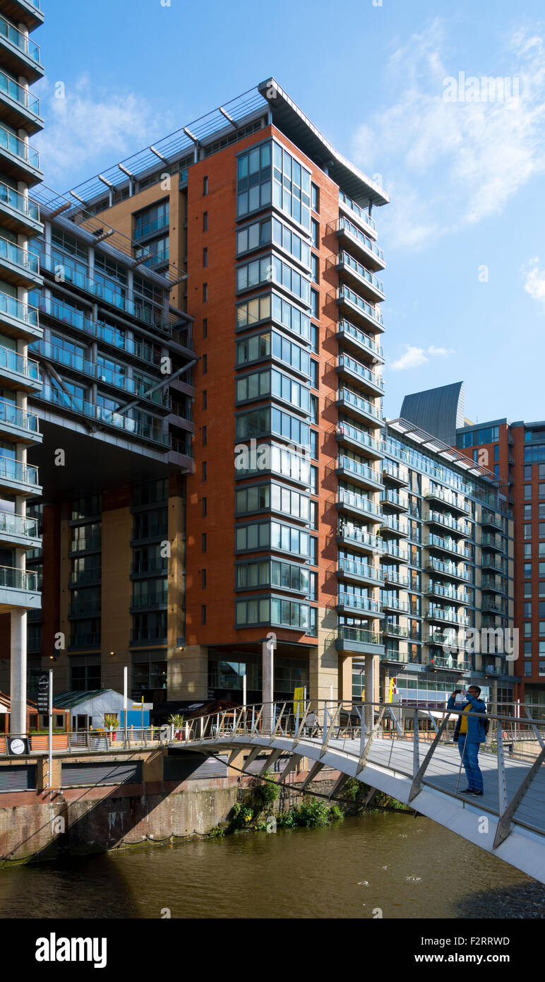 The Leftbank apartments and the Spinningfields footbridge over the ...
