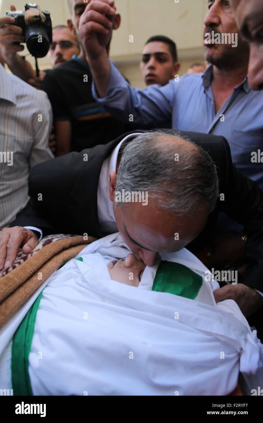 Hebron. 23rd Sep, 2015. A relative mourns over the body of Palestinian ...