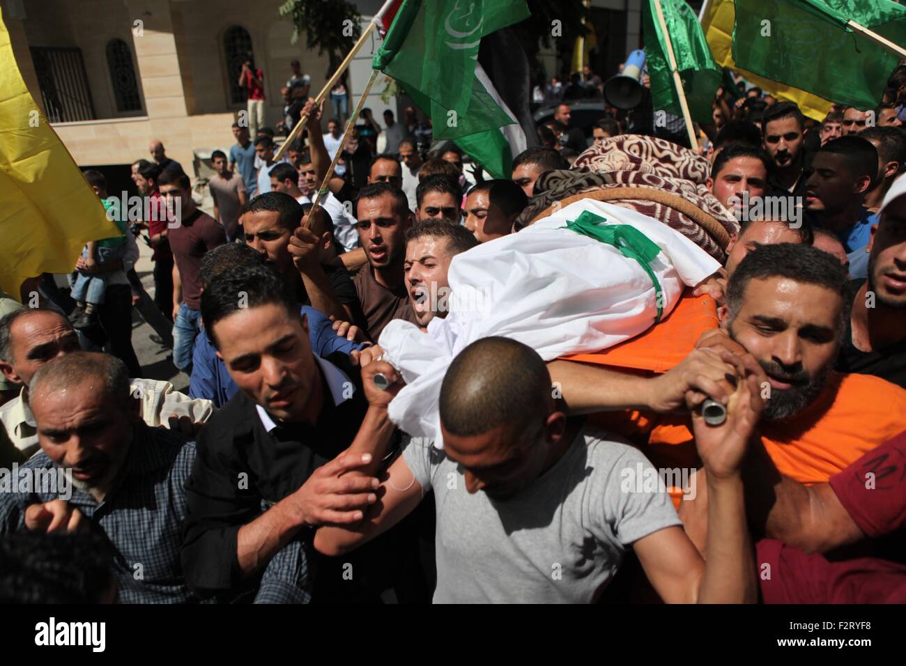 Hebron. 23rd Sep, 2015. Mourners carry the body of Palestinian Hadeel ...