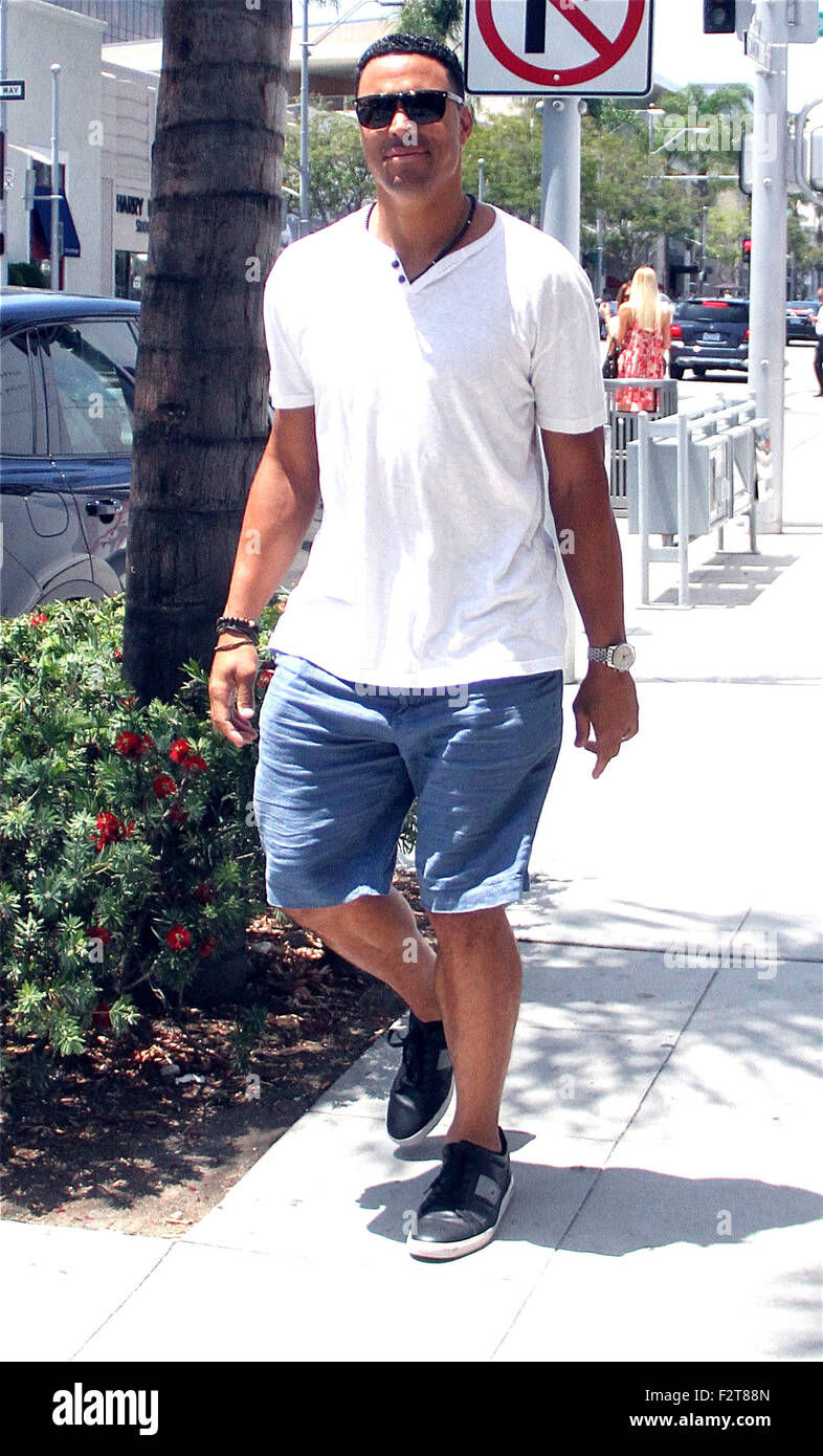 Tony Gonzalez, analyst on CBS' The NFL Today goes shopping in Beverly ...