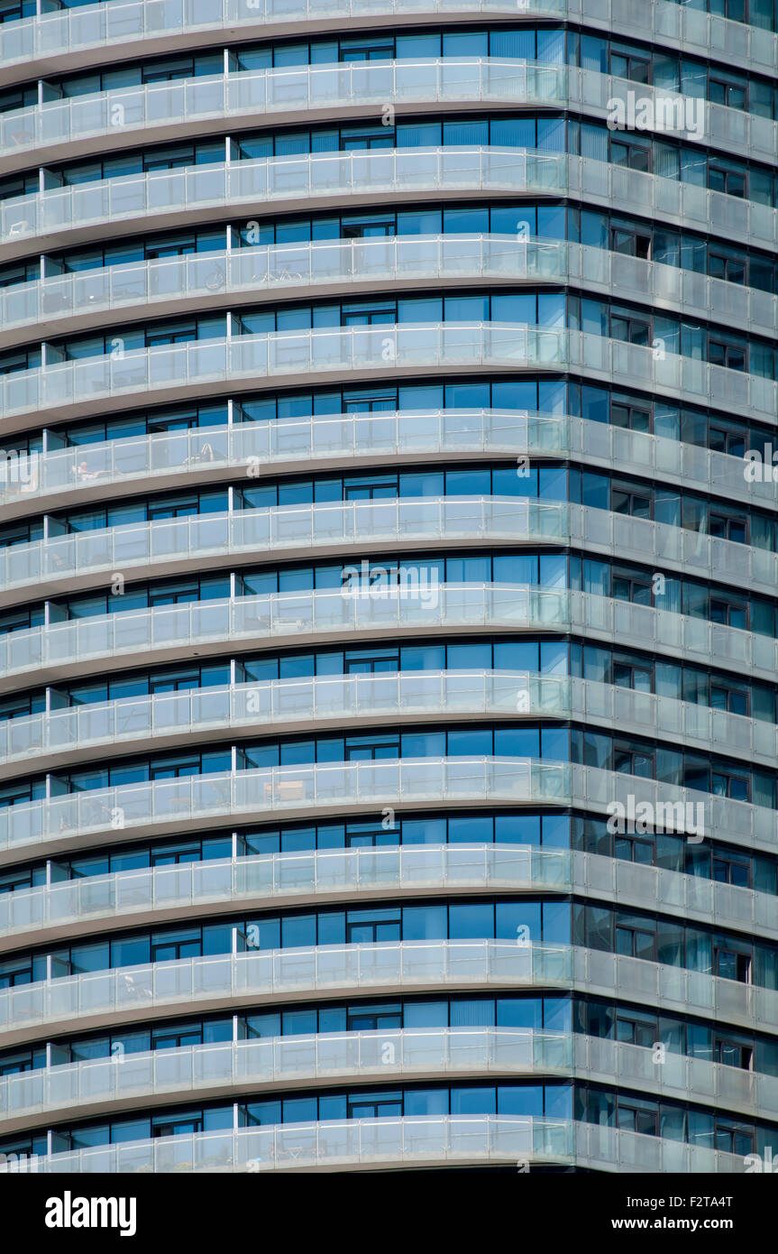 Tall apartment building exterior hi-res stock photography and images ...