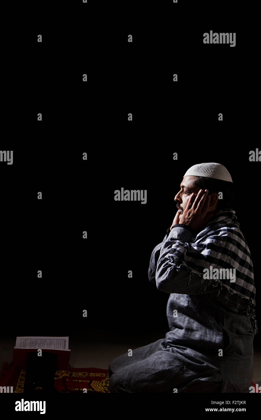 Muslim men offering namaz hi-res stock photography and images - Alamy