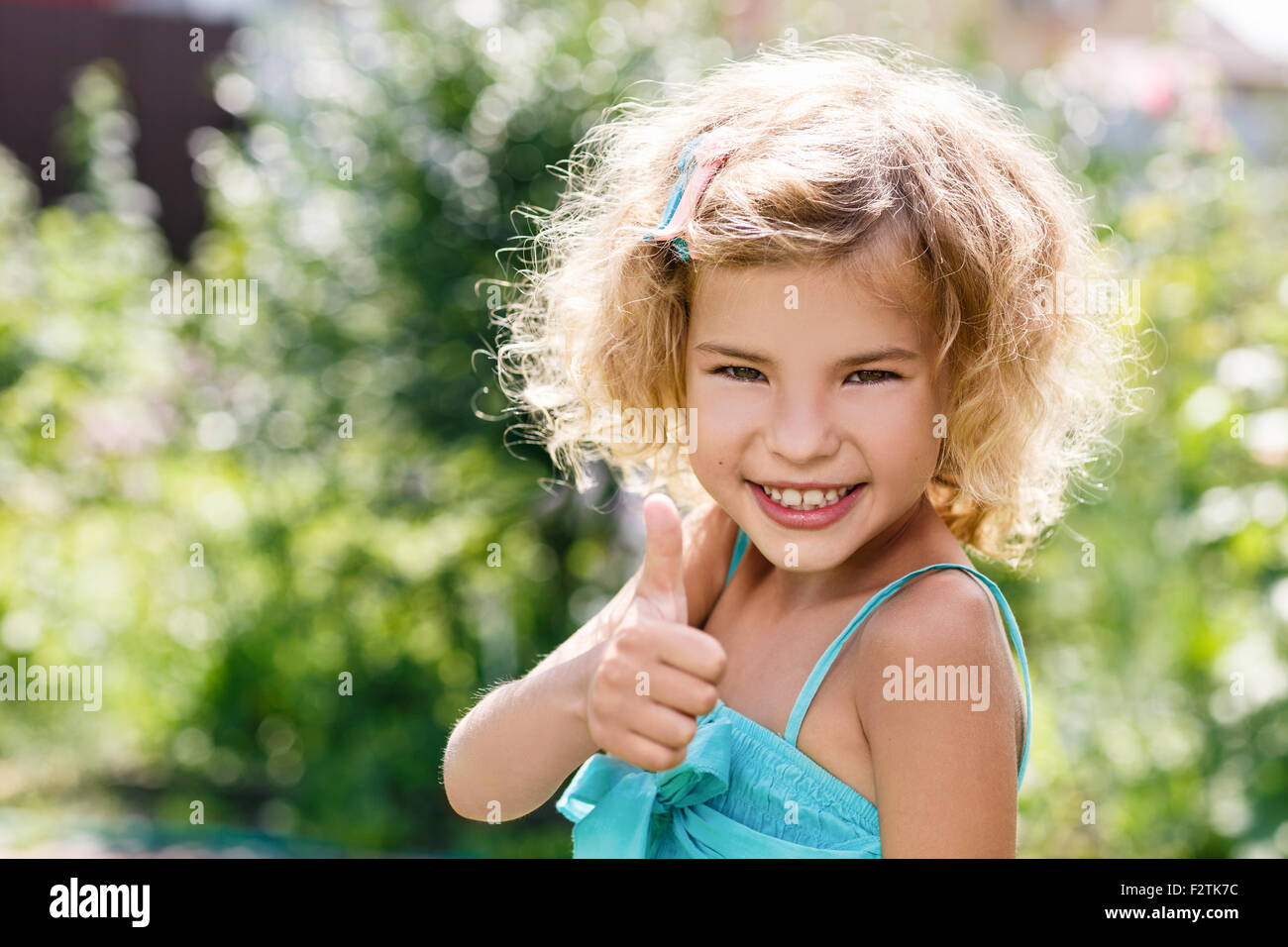 Cute little girl smiling Stock Photo - Alamy