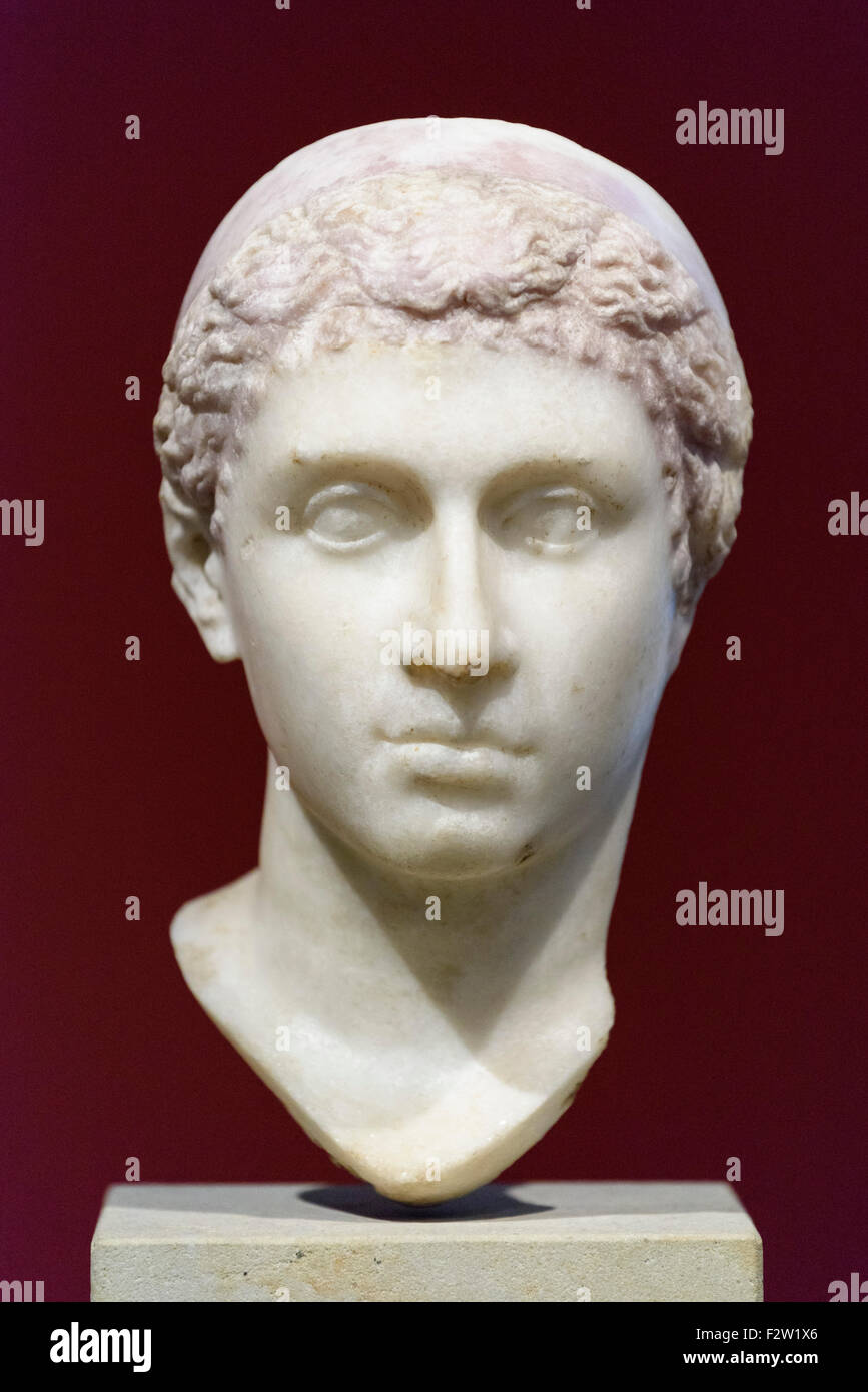 Bust of cleopatra hi-res stock photography and images - Alamy