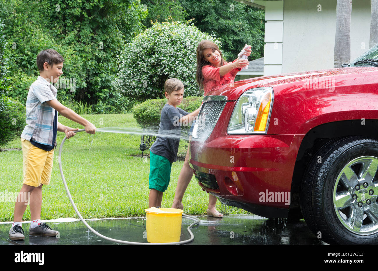 Kids washing car hi-res stock photography and images - Alamy
