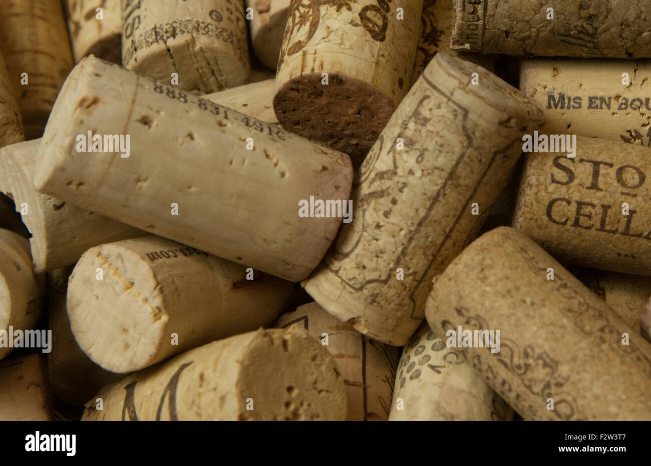 Close Up abstract of a pile of wine cork collection Stock Photo - Alamy