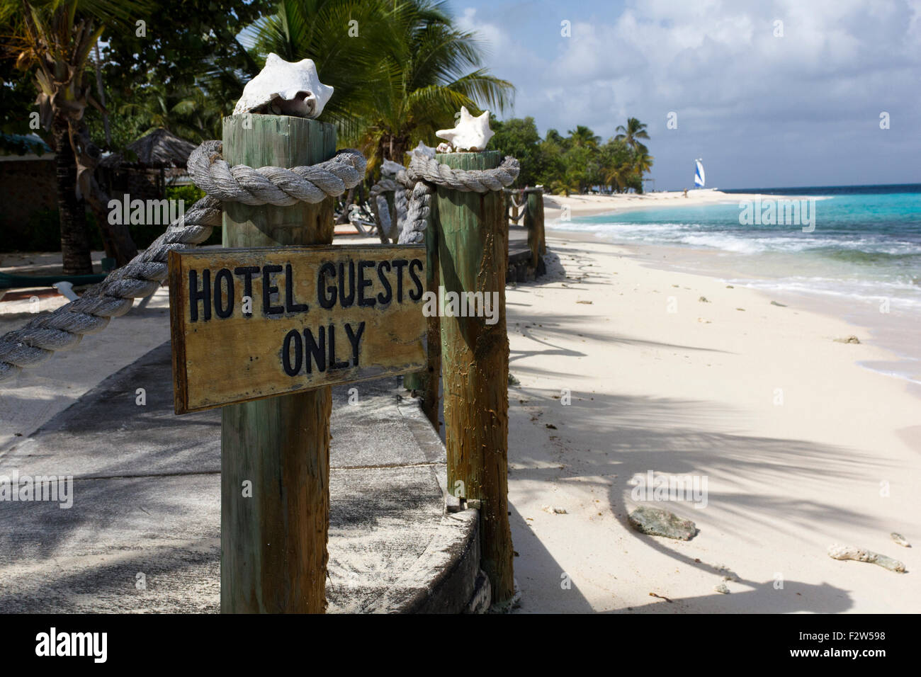 Guests only sign hi-res stock photography and images - Alamy