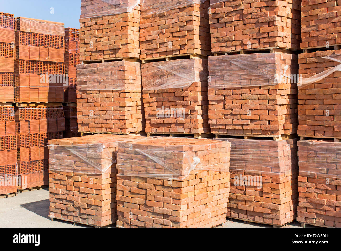 Pallets of bricks hi-res stock photography and images - Alamy