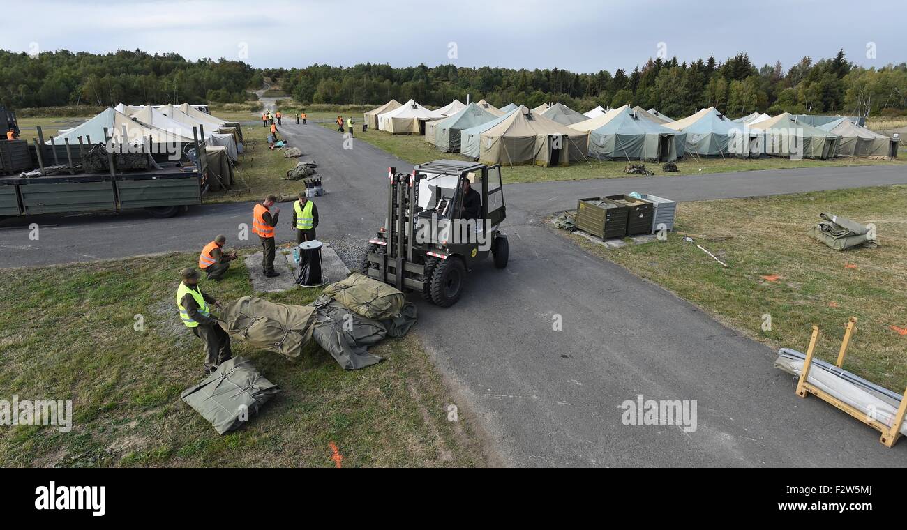 Czech soldiers continue building a humanitarian camp in the military ...
