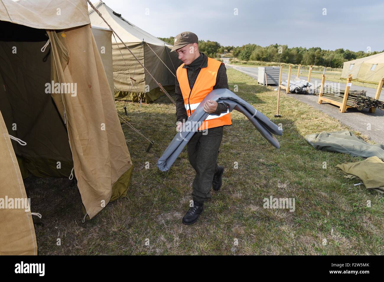 Czech soldiers continue building a humanitarian camp in the military ...