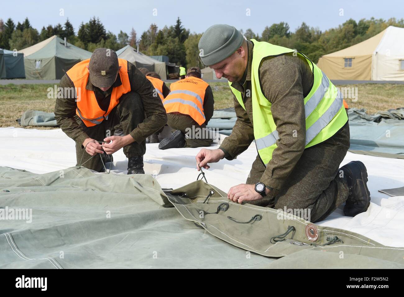Czech soldiers continue building a humanitarian camp in the military ...
