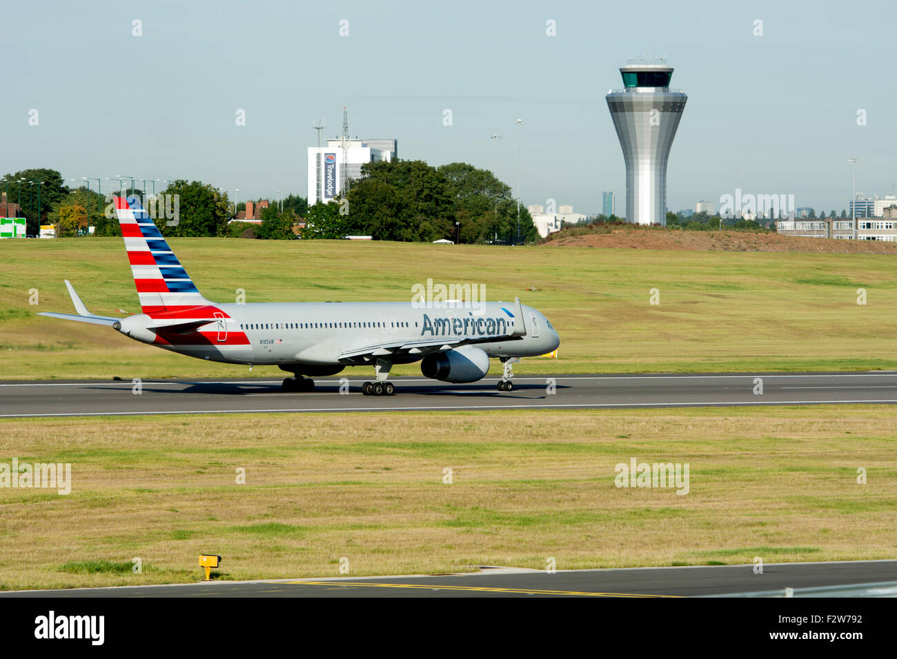 American Airlines Boeing 757 (N185AN) taking off at Birmingham Airport ...