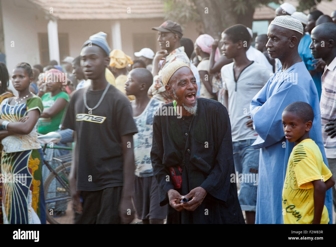 Crowd laughing hi-res stock photography and images - Alamy