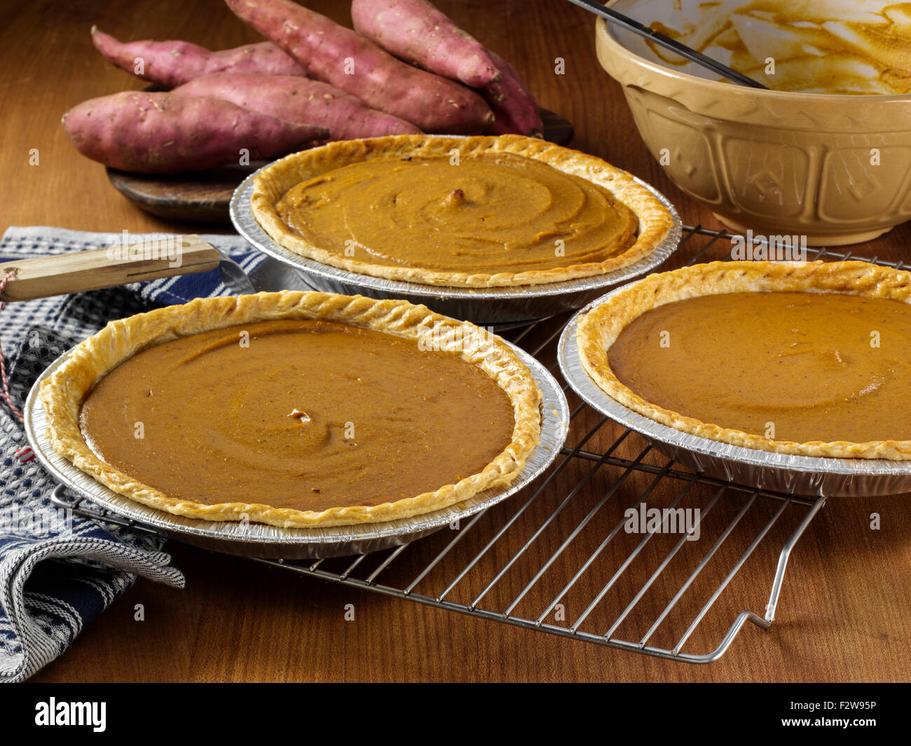 Family sized yam pies hi-res stock photography and images - Alamy