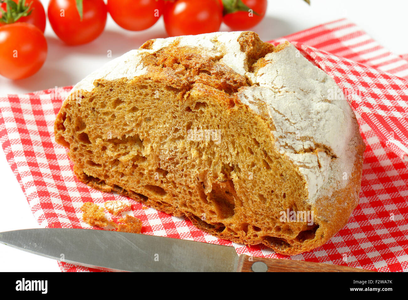 sliced bread and kitchen knife on checkered dishtowel Stock Photo - Alamy