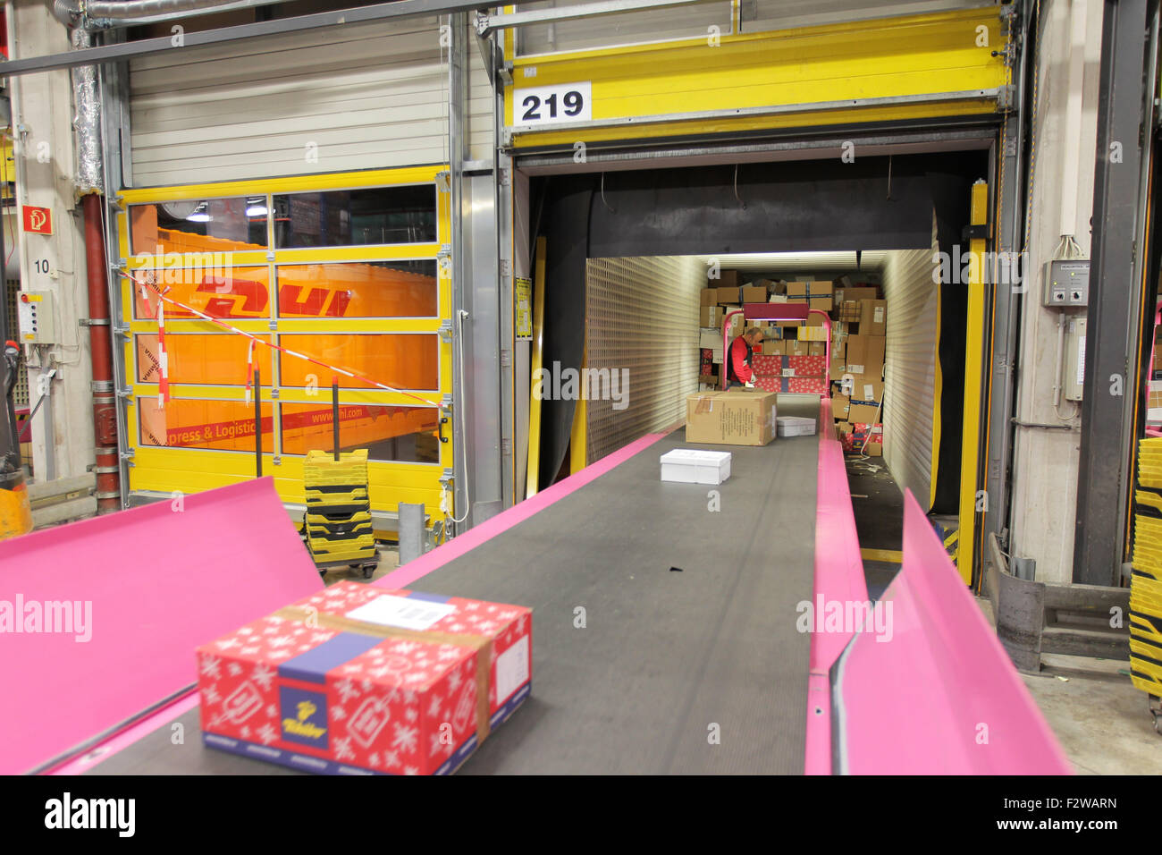 Parcel sorting hand hi-res stock photography and images - Alamy