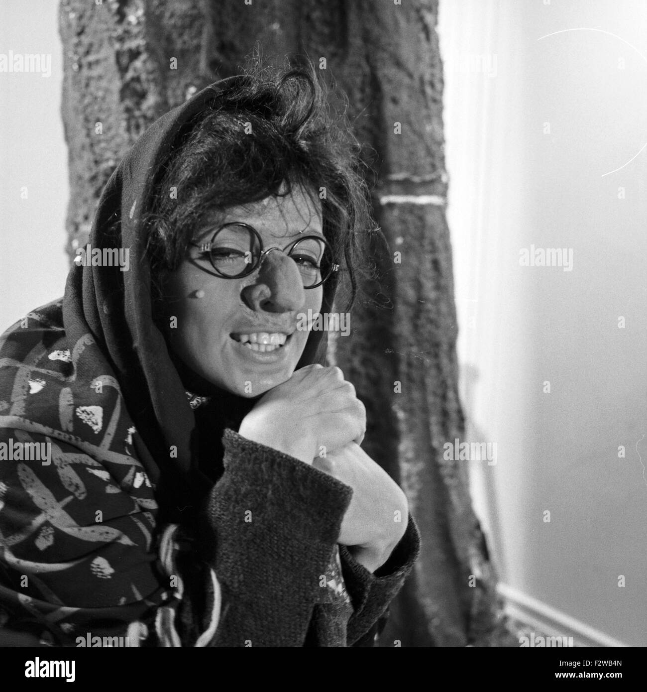 Deutsche Schauspielerin Heidi Mahler als Hexe, Deutschland 1960er Jahre ...