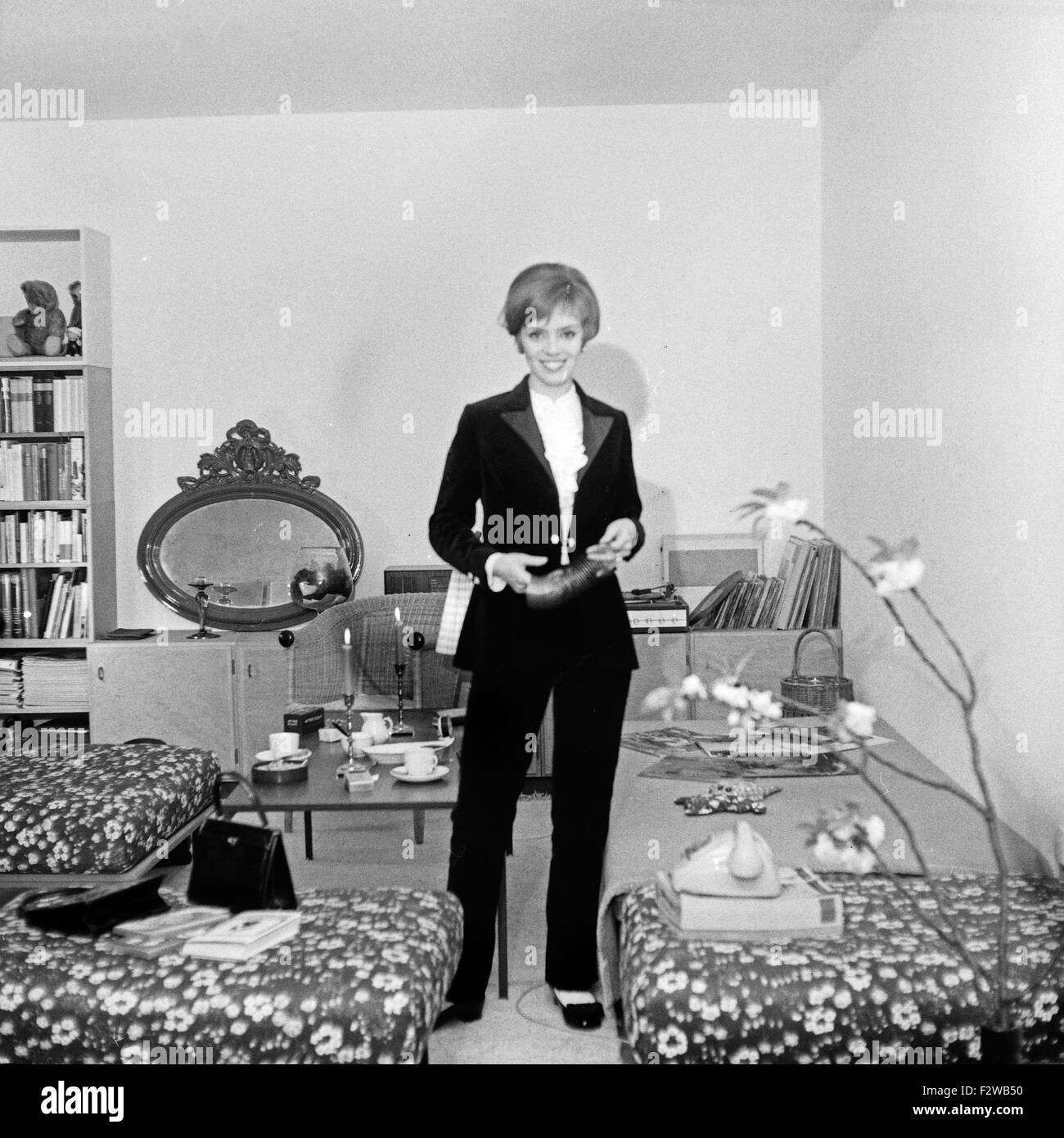 Deutsche Schauspielerin Heidi Mahler in ihrem Wohnzimmer, Deutschland ...