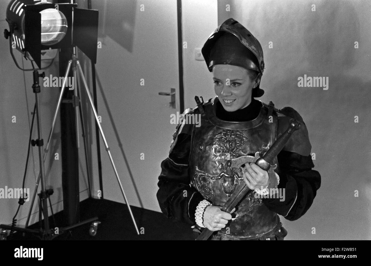 Deutsche Schauspielerin Heidi Mahler als Ritter, Deutschland 1960er ...