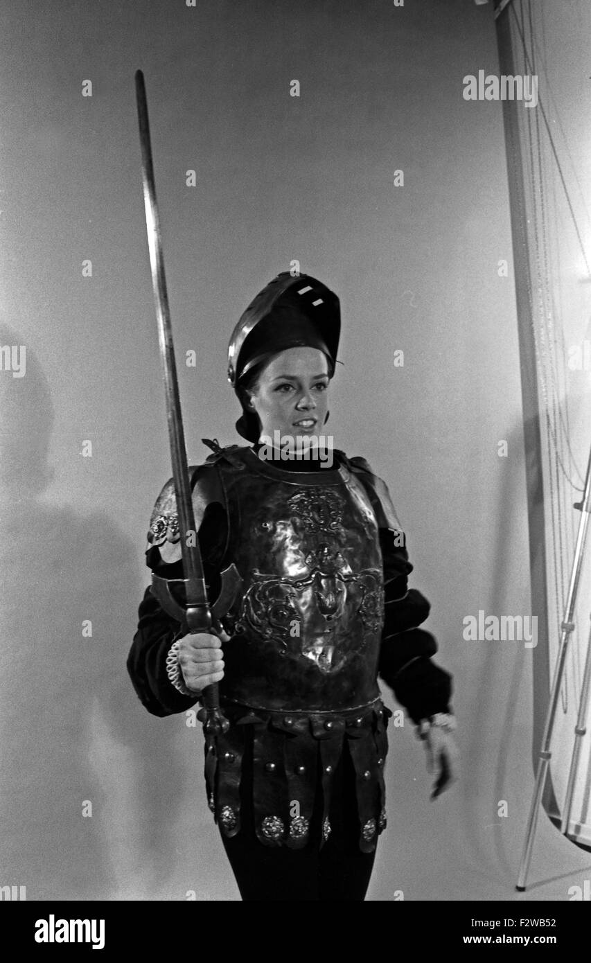 Deutsche Schauspielerin Heidi Mahler als Ritter, Deutschland 1960er ...