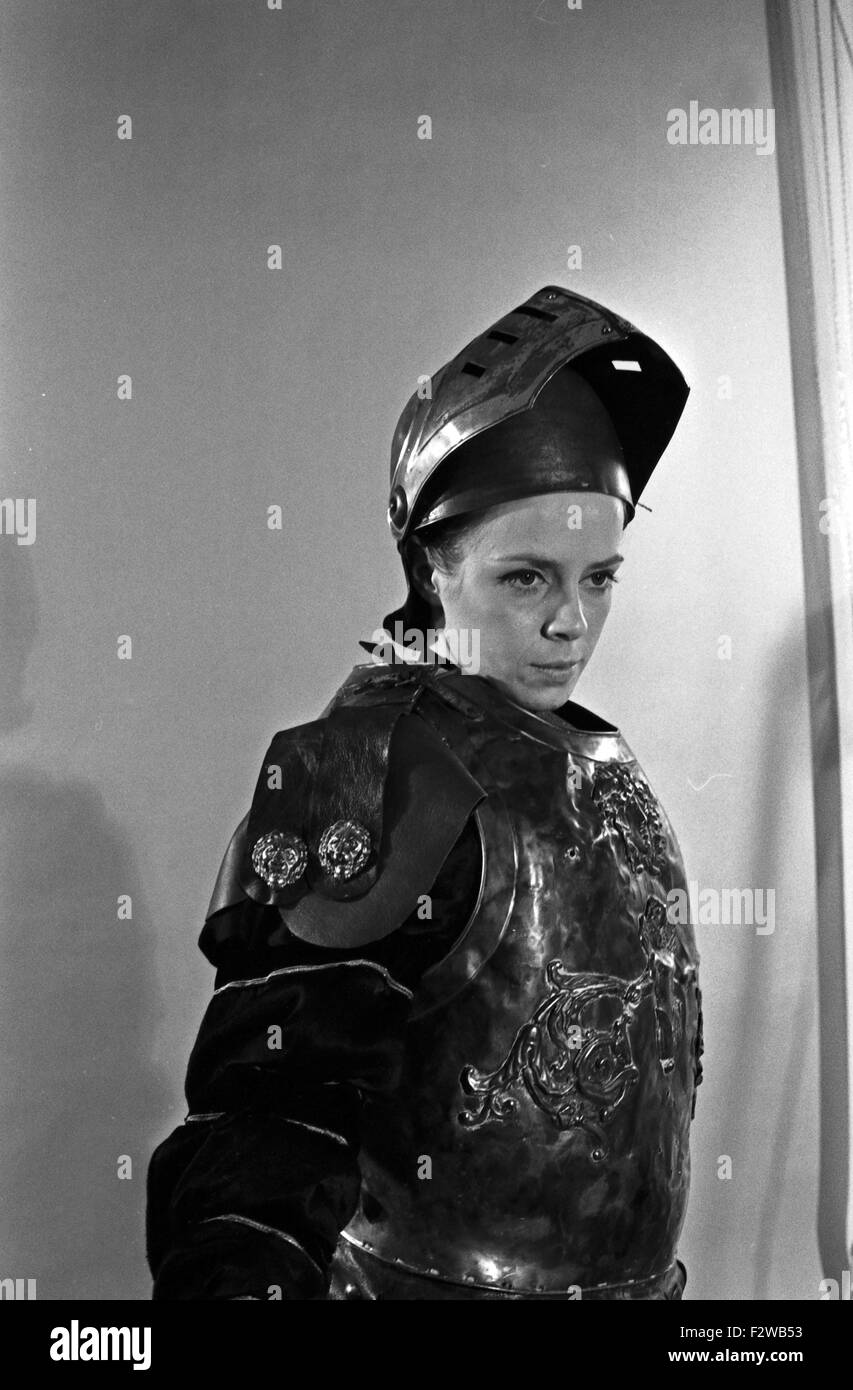 Deutsche Schauspielerin Heidi Mahler als Ritter, Deutschland 1960er ...