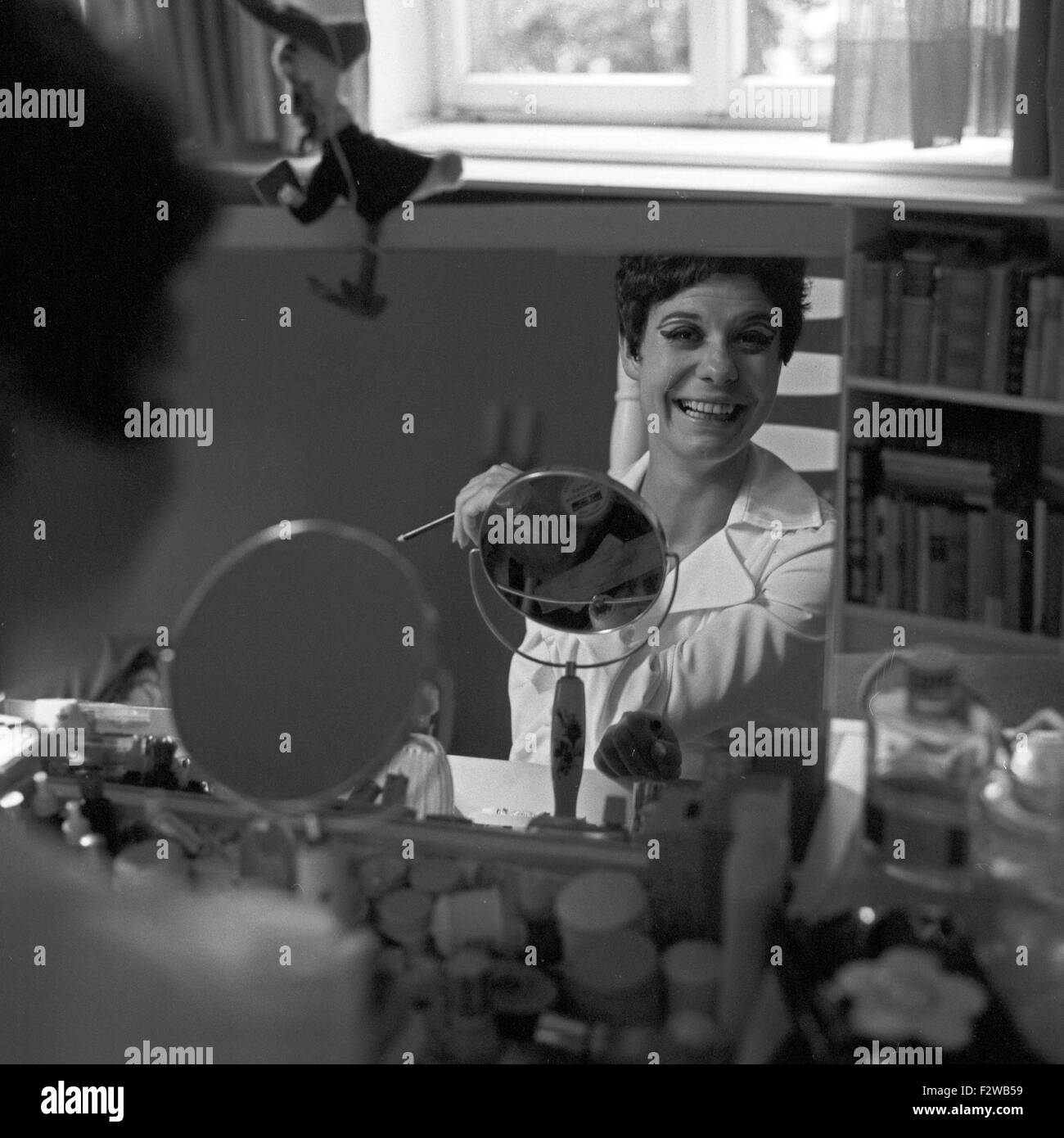 Das Model Petra posiert für die Fernsehzeitschrift HörZu, Deutschland ...